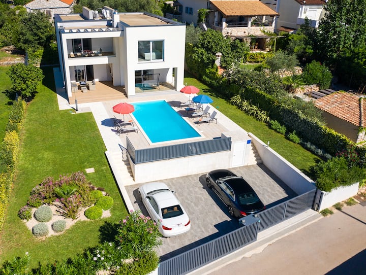 Villa With Pool And View - Malinska