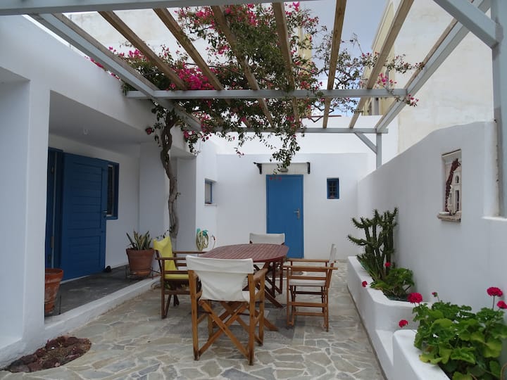 The Traditional Cycladic House - Santorini