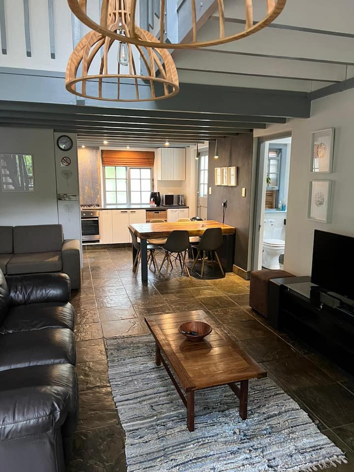 Artistic Loft Cottage | Central | Parking - George