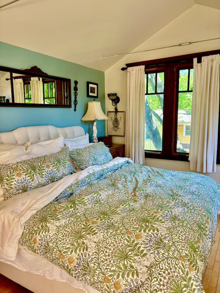 Near West Home With Master Bedroom  And Sun Deck - Madison, WI