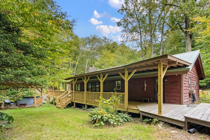 *Cabin /Private Creek/hot Tub/
With Tiny House* - Boone, NC