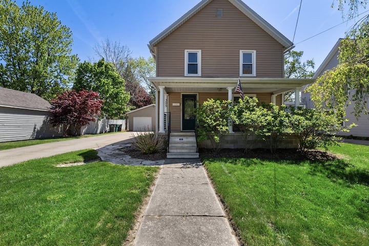 Great Yard, Hot Tub, Steps From Downtown - Three Oaks, MI