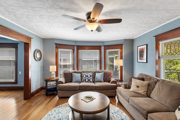 Great Yard, Hot Tub, Steps From Downtown - Three Oaks, MI