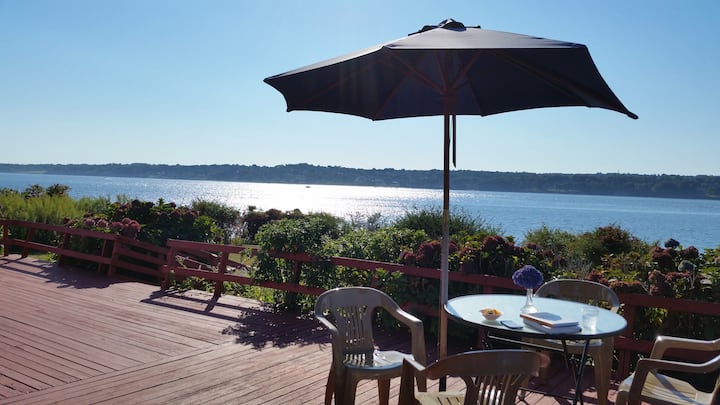 Beach Front Home On Fogland Point With Panoramic Views - Little Compton