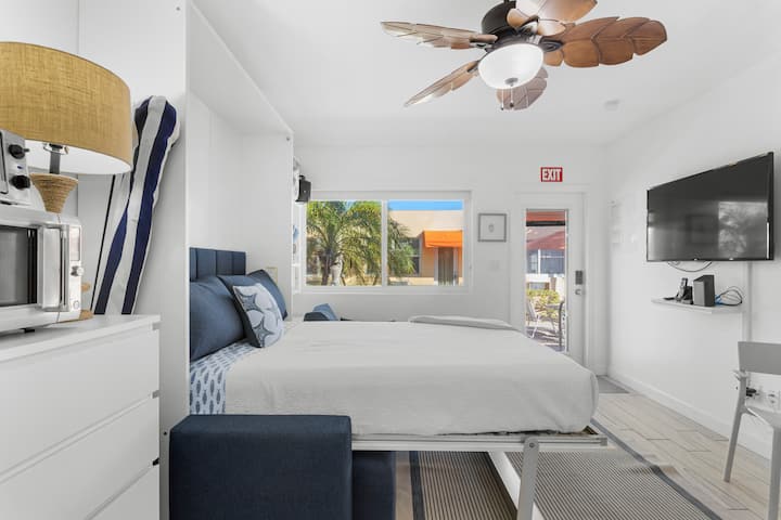 Stunning & Modern Studio By The Beach - Miami Gardens, FL