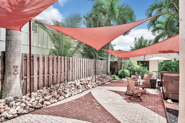 Lulu's Cozy Private Garden Guest Cottage - West Palm Beach, FL