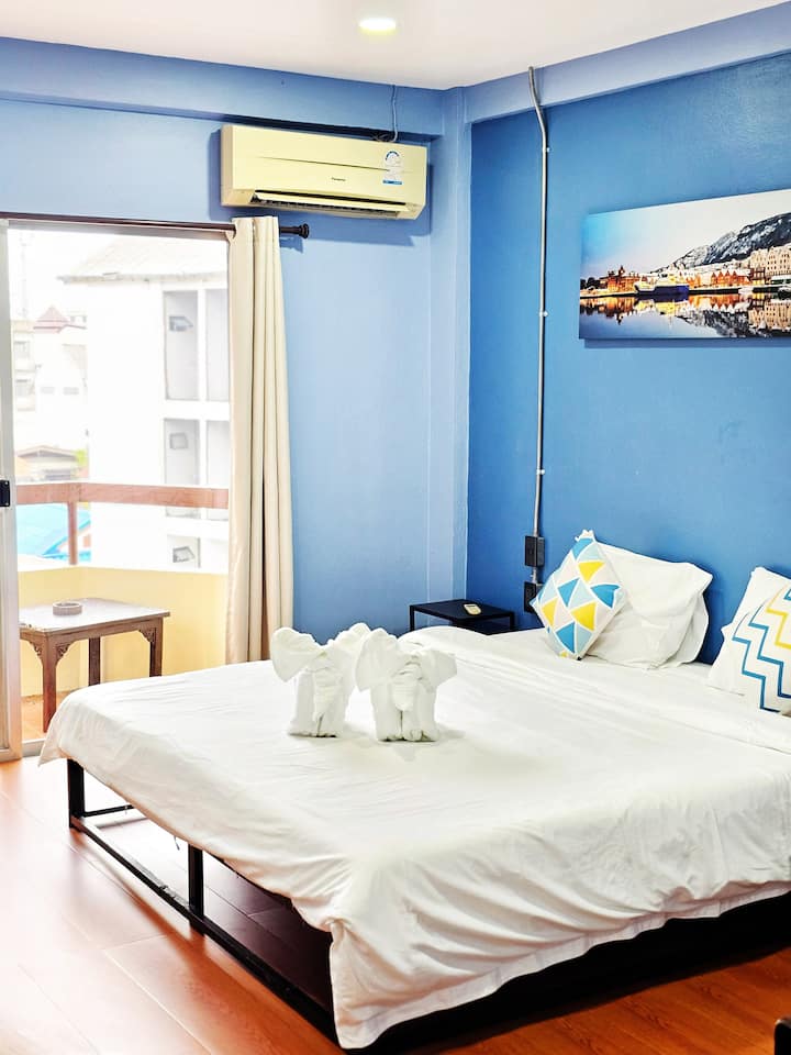 古城塔佩门大床房带空调、独立卫生间、阳台 - Chiang Mai