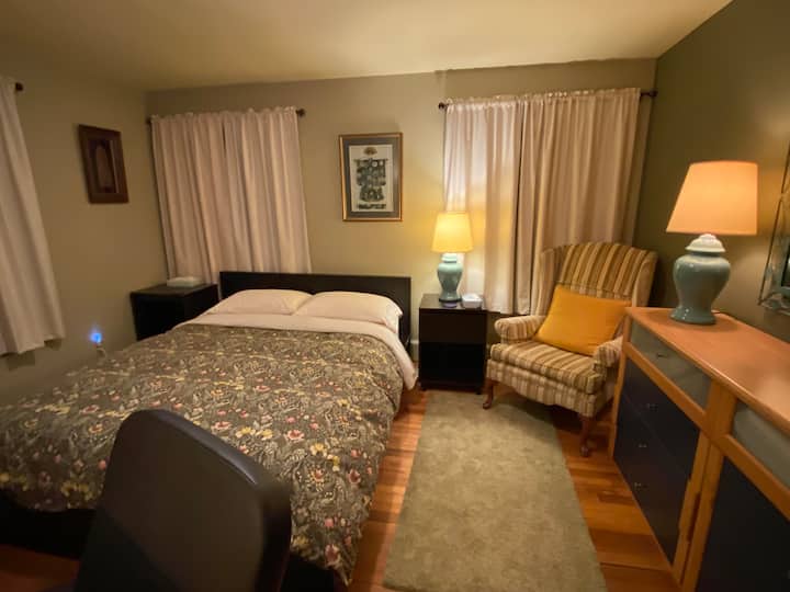 Restful, Hi-speed Wi-fi, Computer Desk, Queen Bed - Arlington, VA