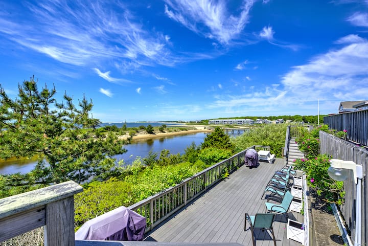 Cozy Coastal Cottage With Sprawling Sea Views - Capo Cod, MA