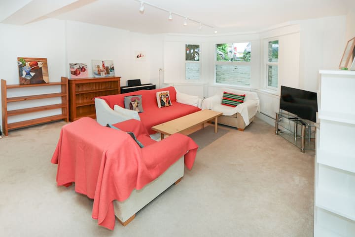 Basement Flat W/ Garden & Free Parking - Barnes