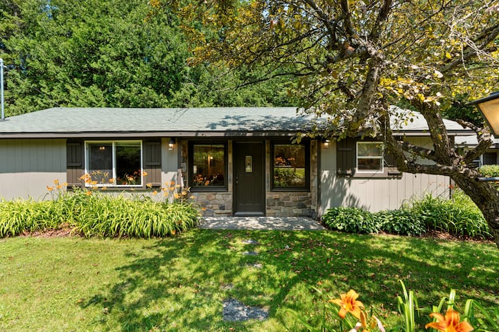 Door County Dreaming Cabin, Pet Friendly - Baileys Harbor, WI