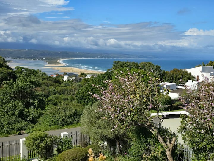 Family Holiday Home In The Plett - Zuid-Afrika