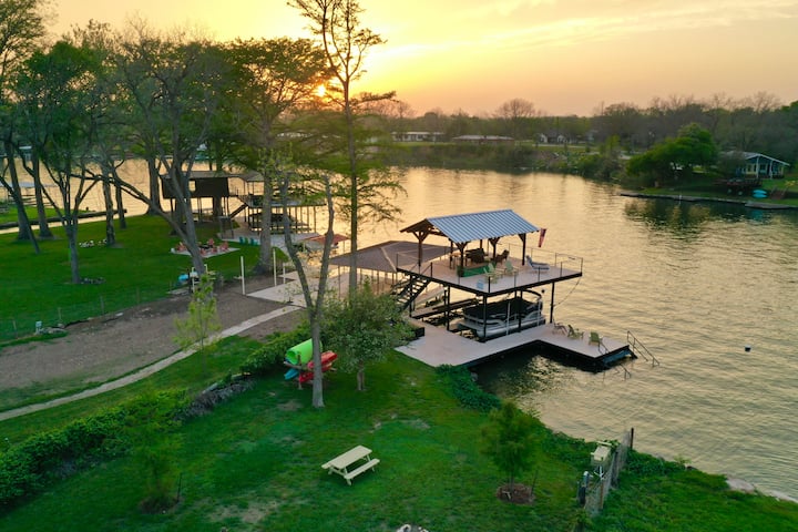 Charming Cabin On Lake Dunlap - New Braunfels, TX