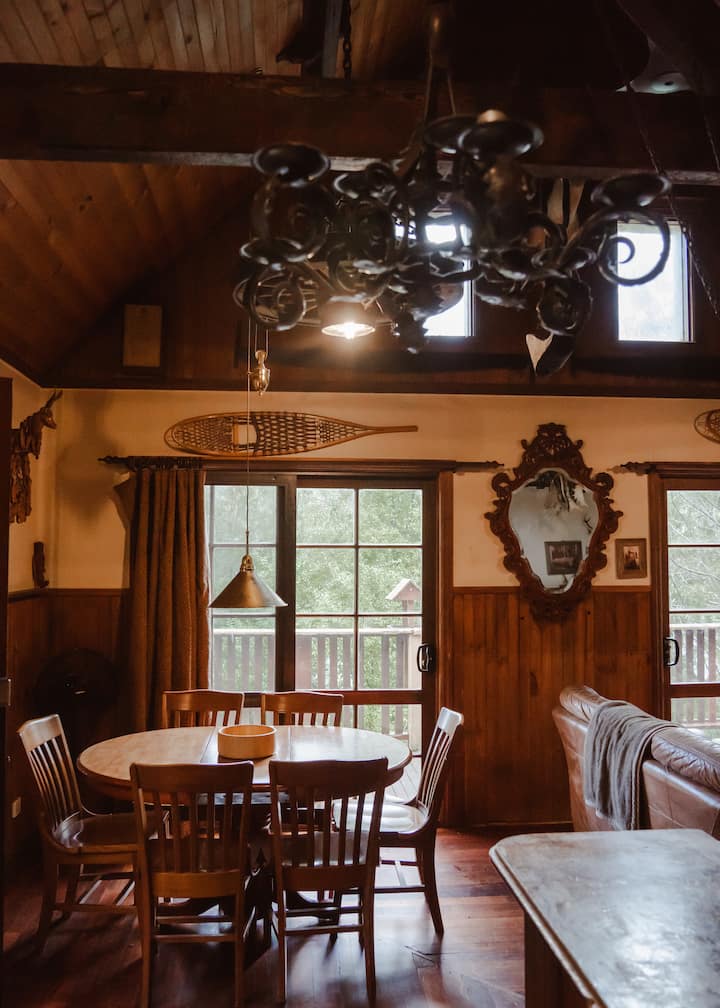 Reindeer Lodge - Rustic Mountain Getaway - Currawong Rd