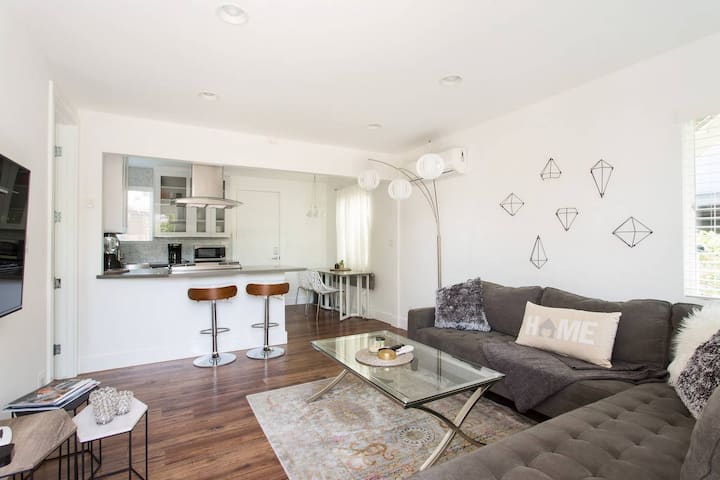 Modern & Cozy Private 1bed Hollywood Hideaway - Los Angeles, CA