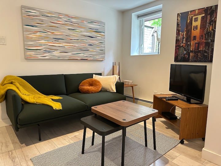 Bright 1 Bed Suite, Great Location - Vancouver