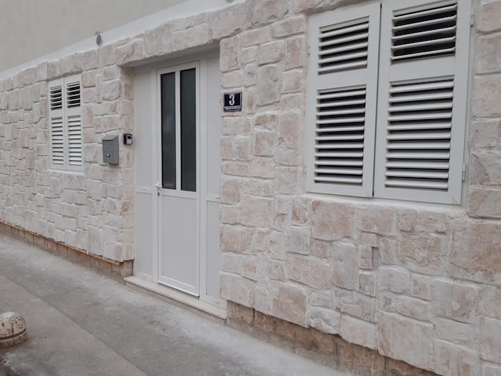 Studio Apartment Mia U Centru Grada Visa - Vis