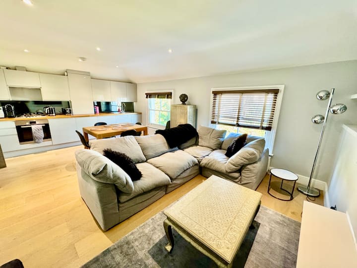 Wimbledon Flat In Great Location - Surbiton