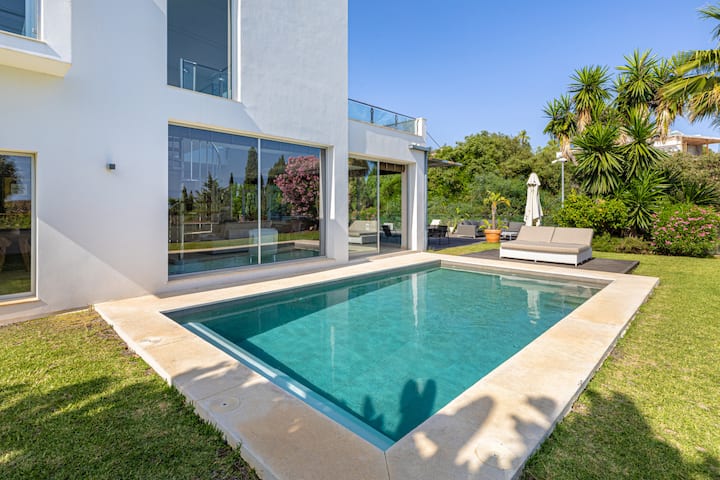 Contemporary Villa With Heated Pool Next To Golf Resort - Marbella