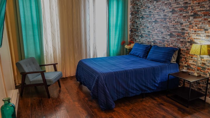 Chic Hudson Studio • 12‑min Midtown Bus Link - New York City