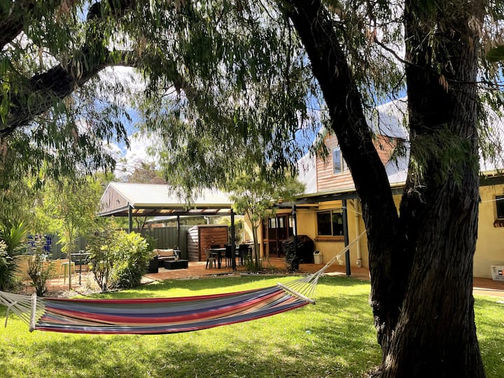 Jazz's Leafy Retreat - Central To Town & Beach - Yallingup