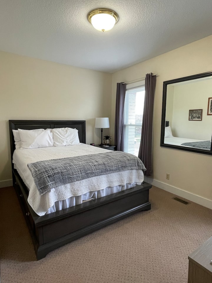 Queen Bedroom W/ Private Bathroom - Leonard Room - Ithaca, MI