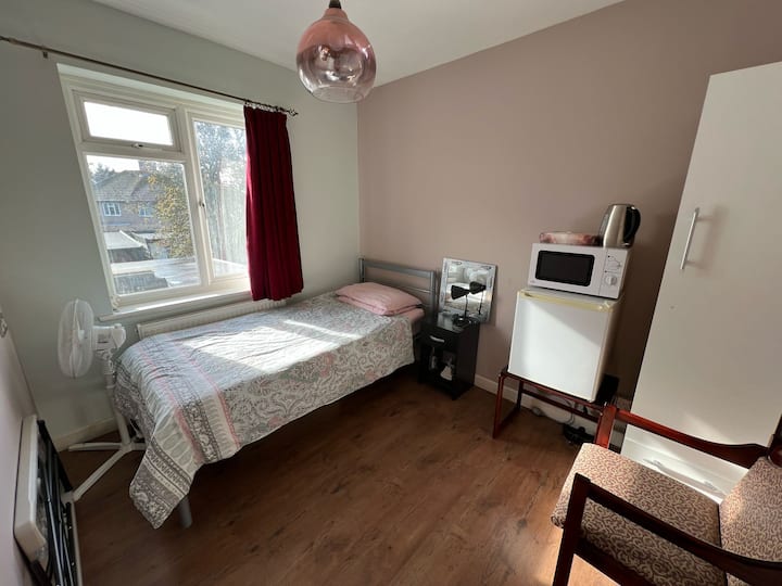 Single Bedroom Near Hounslow West Tube Station - Hounslow