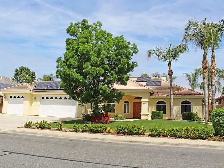 Cool 4-bedroom House With Pool And Garage Parking - Bakersfield