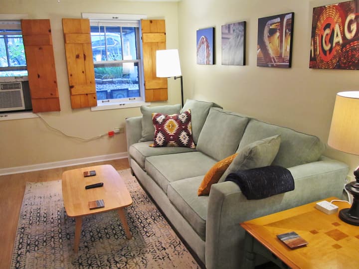 Cozy Vintage Chicago Apartment Near Downtown - Chicago, IL