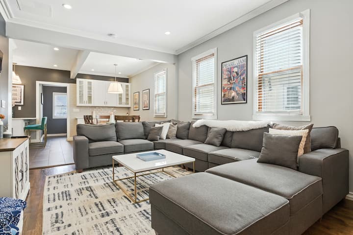 Spacious Bi-level Apartment With Patio And Garage - Chicago, IL