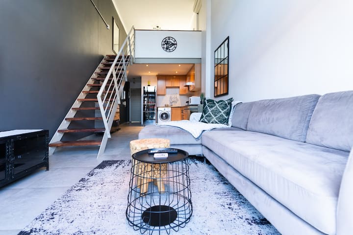 Trendy Double Volume Soho Loft In Prime Location - Cape Town