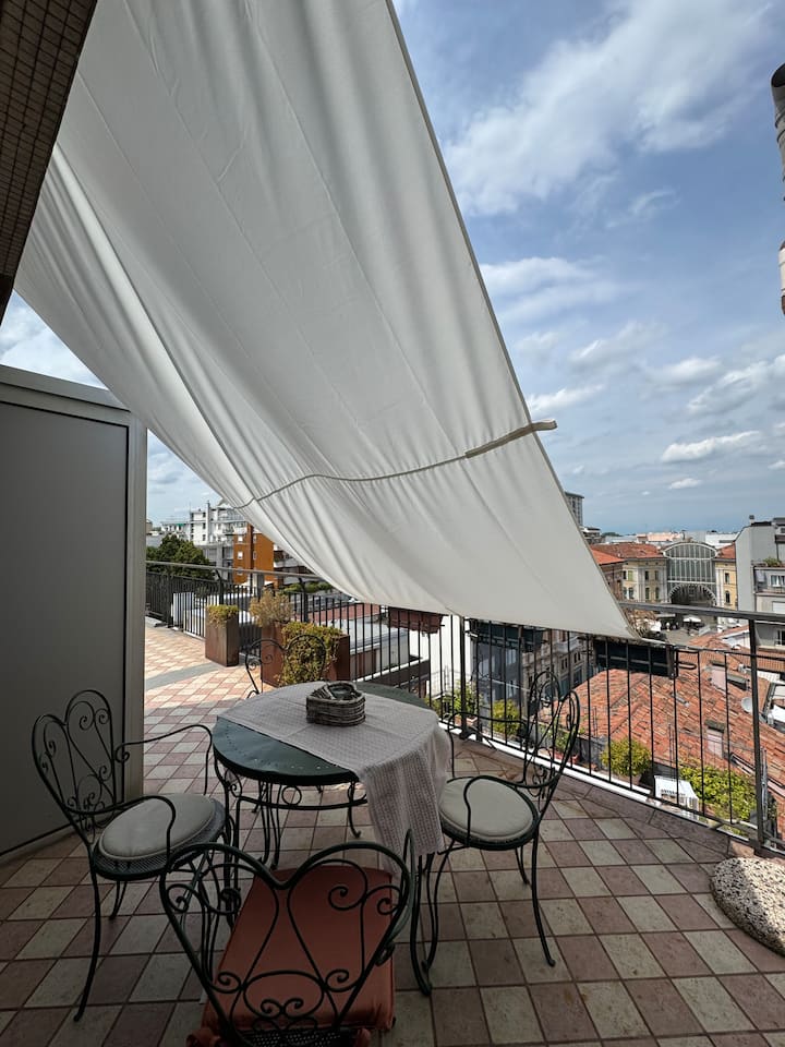 Central Terrace Apartment - Red - Venice