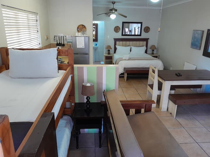 Tourist Lodge Gansbaai - Family Room - Gansbaai