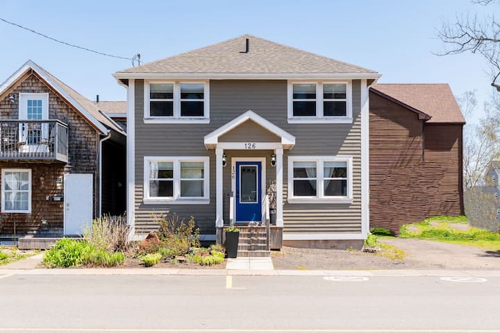 Poppy’s Private Ensuite – Downtown Charlottetown - Prince Edward Island