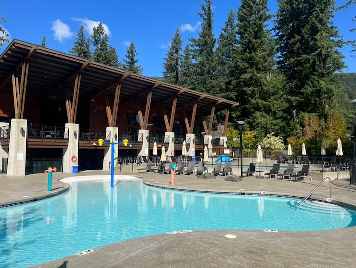 Beach House Cottage 4bd/3ba @ Cultus Lake - 