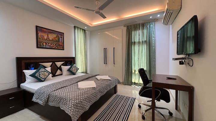Under My Roof Premium Private Room Near Aiims - New Delhi