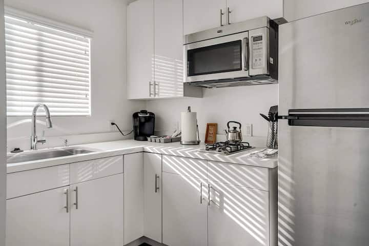 5 Min Walk  Universal  | 2-br With Balcony - Beverly Hills, CA