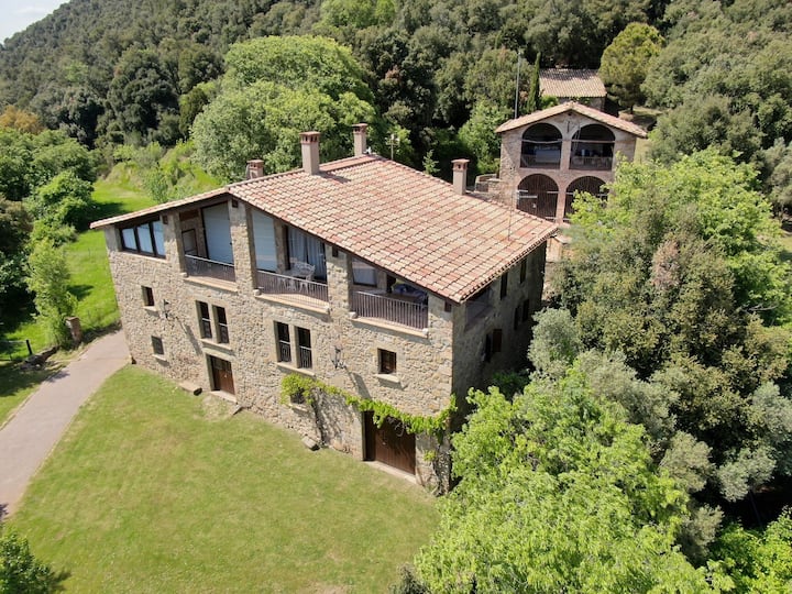 Impresionante Masía Con Vistas Panorámicas Y Capacidad Para 18 Personas - Olot