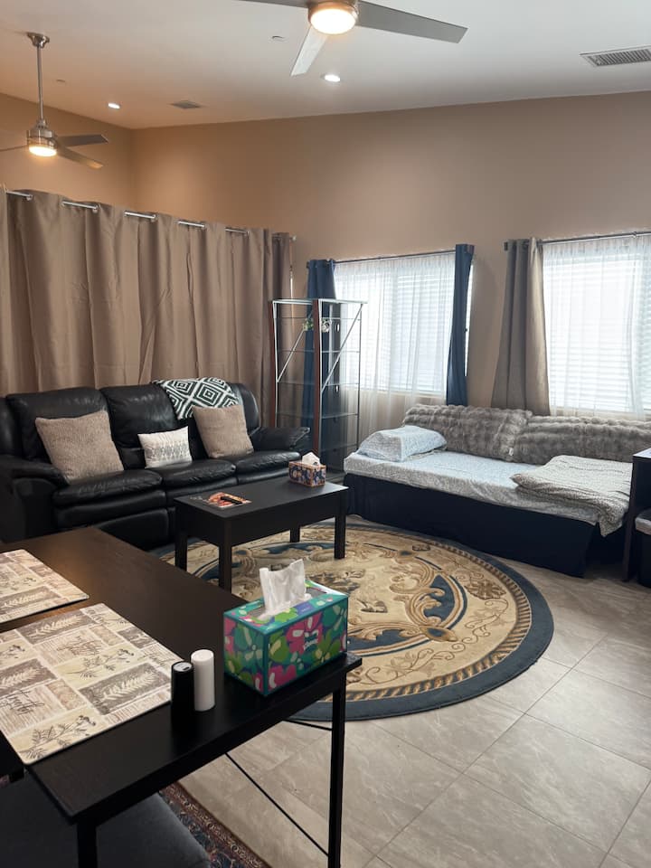 Modern Studio W/ King Bed, Workspace & Kitchenette - 科洛納