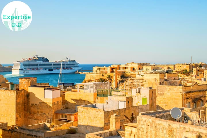 Kharmen A 1565s House With Seaviews - Valletta