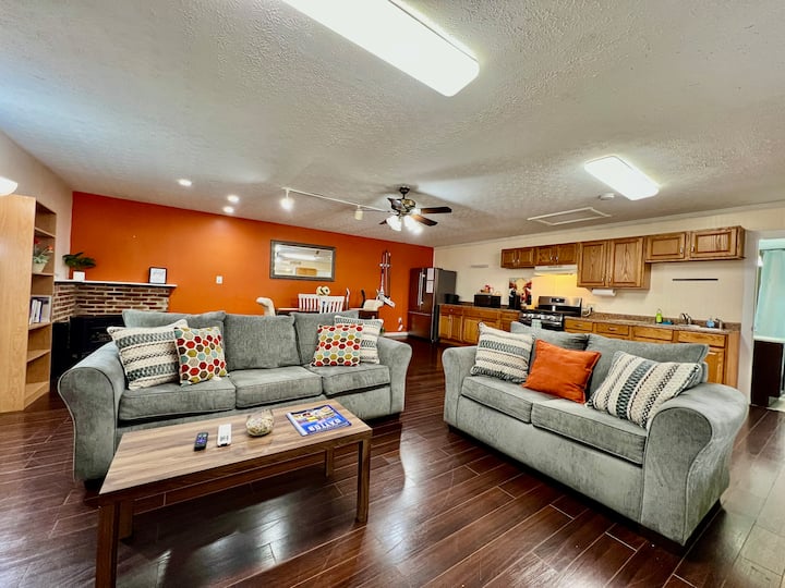 Royal Treatment Studio Near Highway - Carlisle, OH