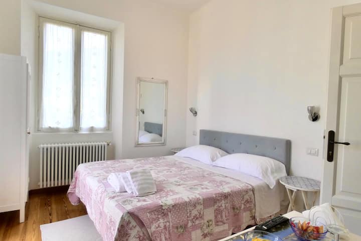Villa Peachey Room1 In Stresa: Camera Con Terrazzo - Stresa