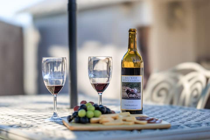 Beautiful Country Retreat|hot Tub| Sleeps 9 - Luckenbach, TX