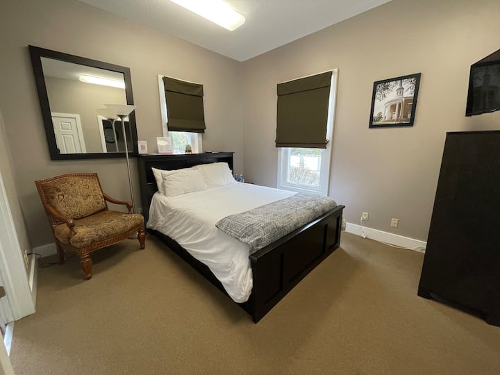 Private Queen Bdrm W/ Attached Bath - Meyer Room - Ithaca, MI