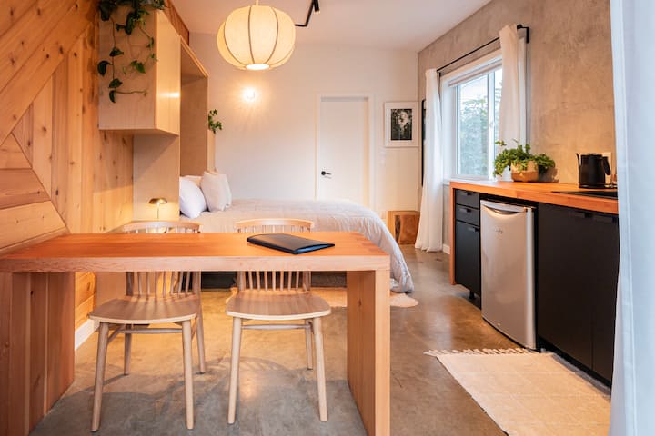 Salty Pear Studio/suite & Wood Barrel Sauna - Salt Spring Island