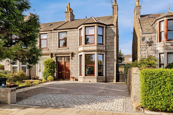 West-end Self-contained With Off-street Parking - Aberdeen