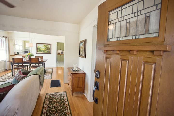 Furnished Craftsman Hospital/dwtn • Utilities Incl - Visalia, CA