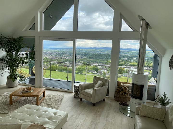Luxury Stay With Private Livingroom With City View - Loch Ness