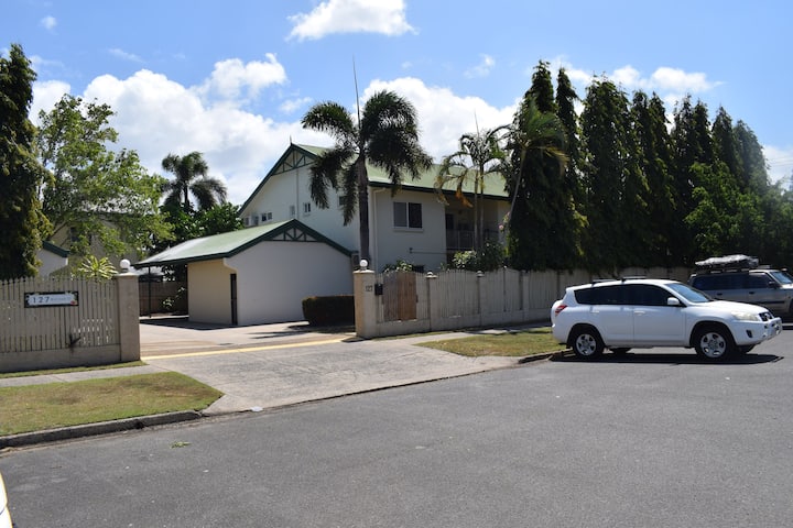 (B1) Lovely Unit - Sleeps Up To 5 Guests - Cairns