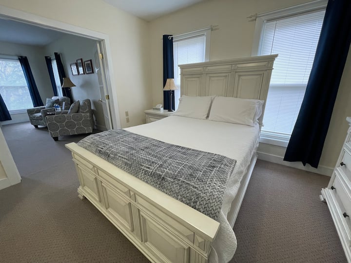 Queen Bdrm Suite W/ Private Bath - Mcdonough Suite - Ithaca, MI